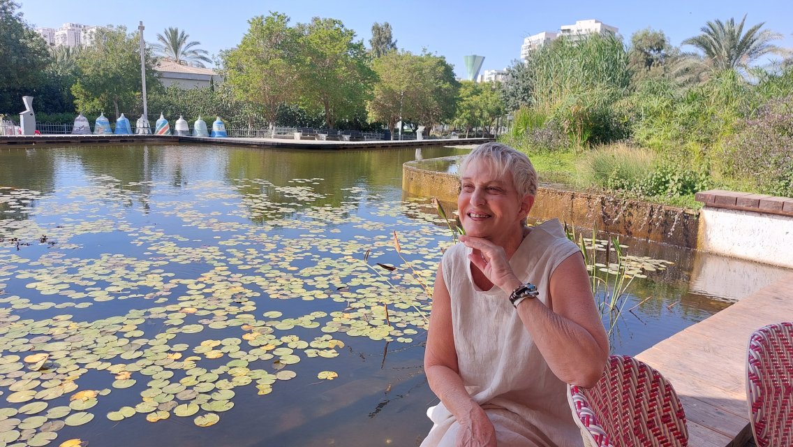 דבורה, 64, רחובות - "date50plus"